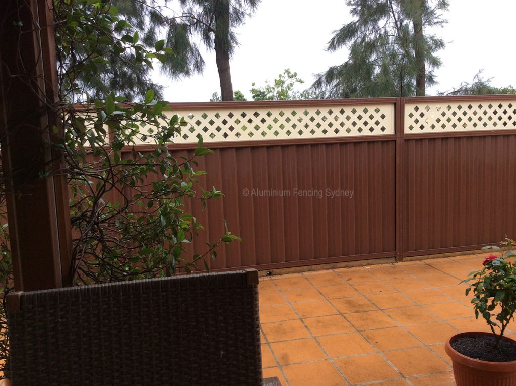 31 Colorbond Fence Ideas With Lattice Toppers to Create Privacy in Your ...