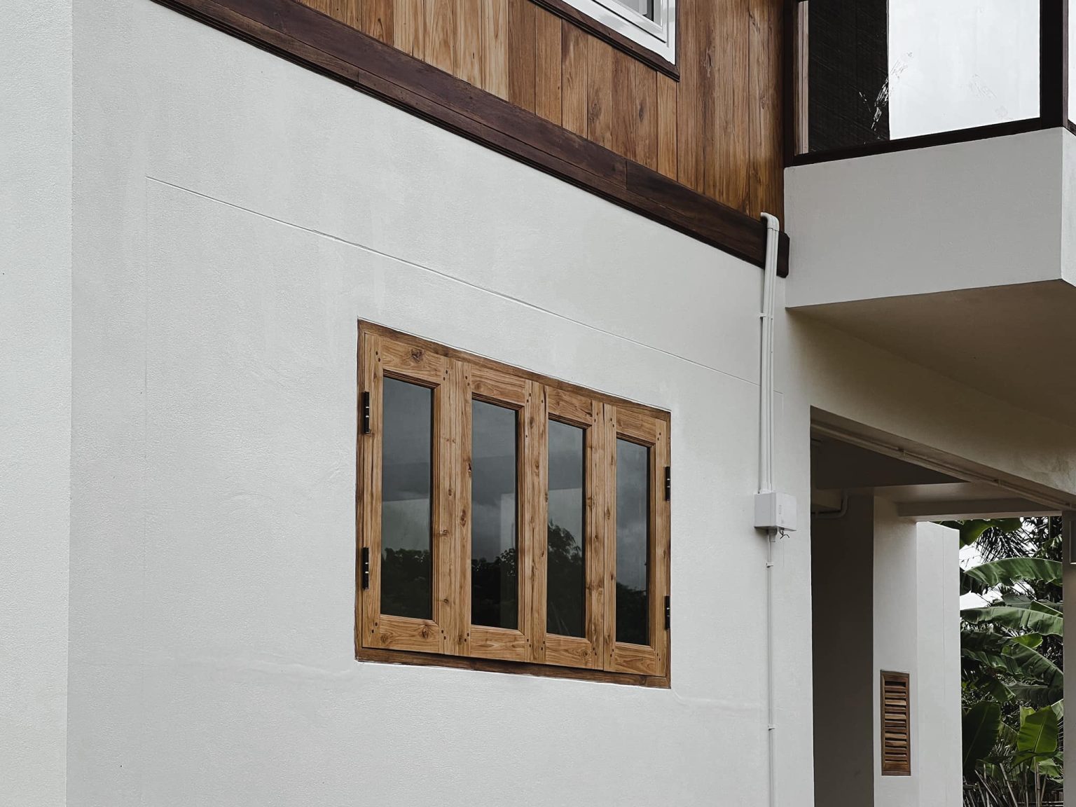 Half-Cement Half-Wood House With Spacious Deck to Enjoy the Surrounding ...