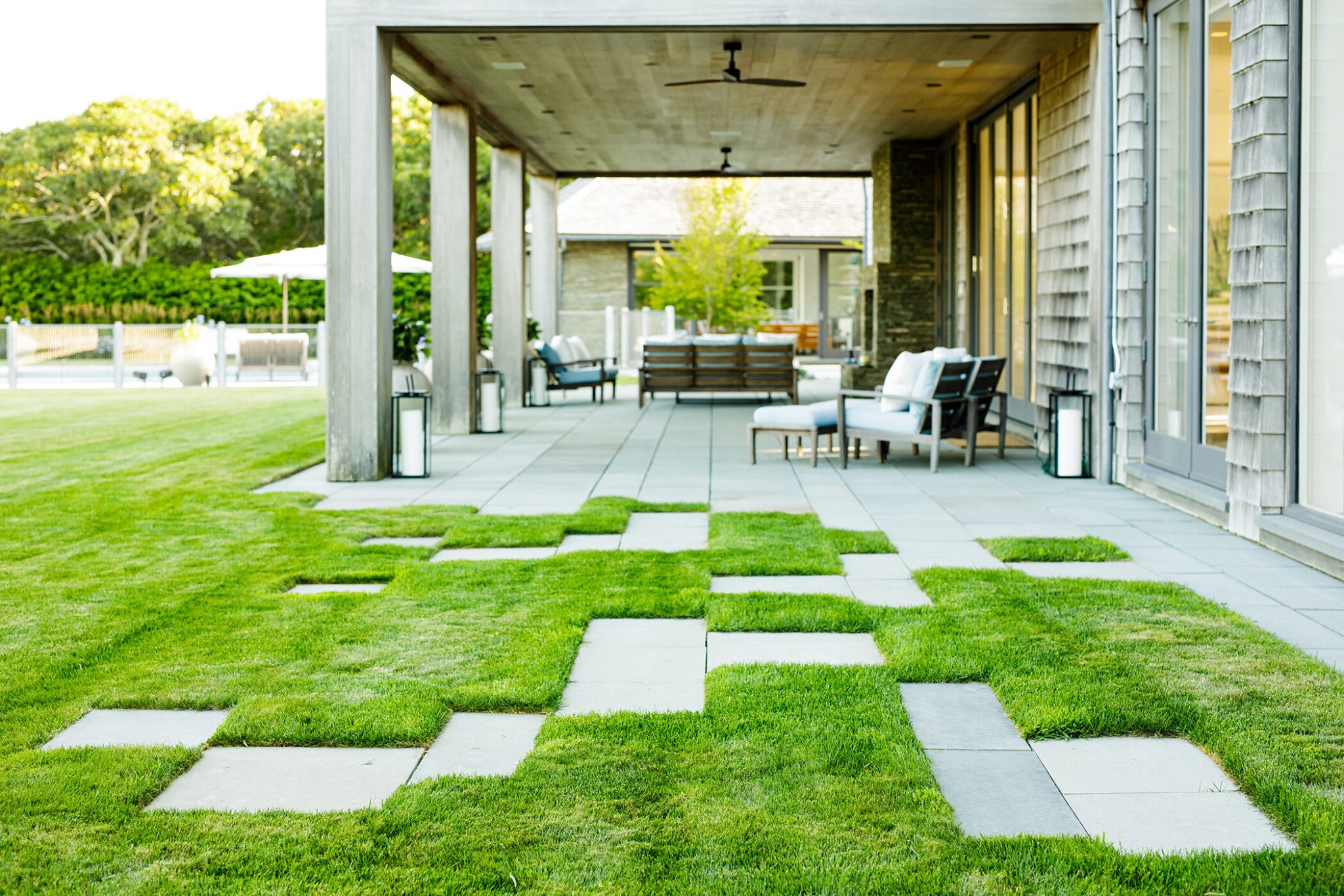 35 Unique and Modern Ideas for Laying "Concrete Pavers" on Your Grass ...