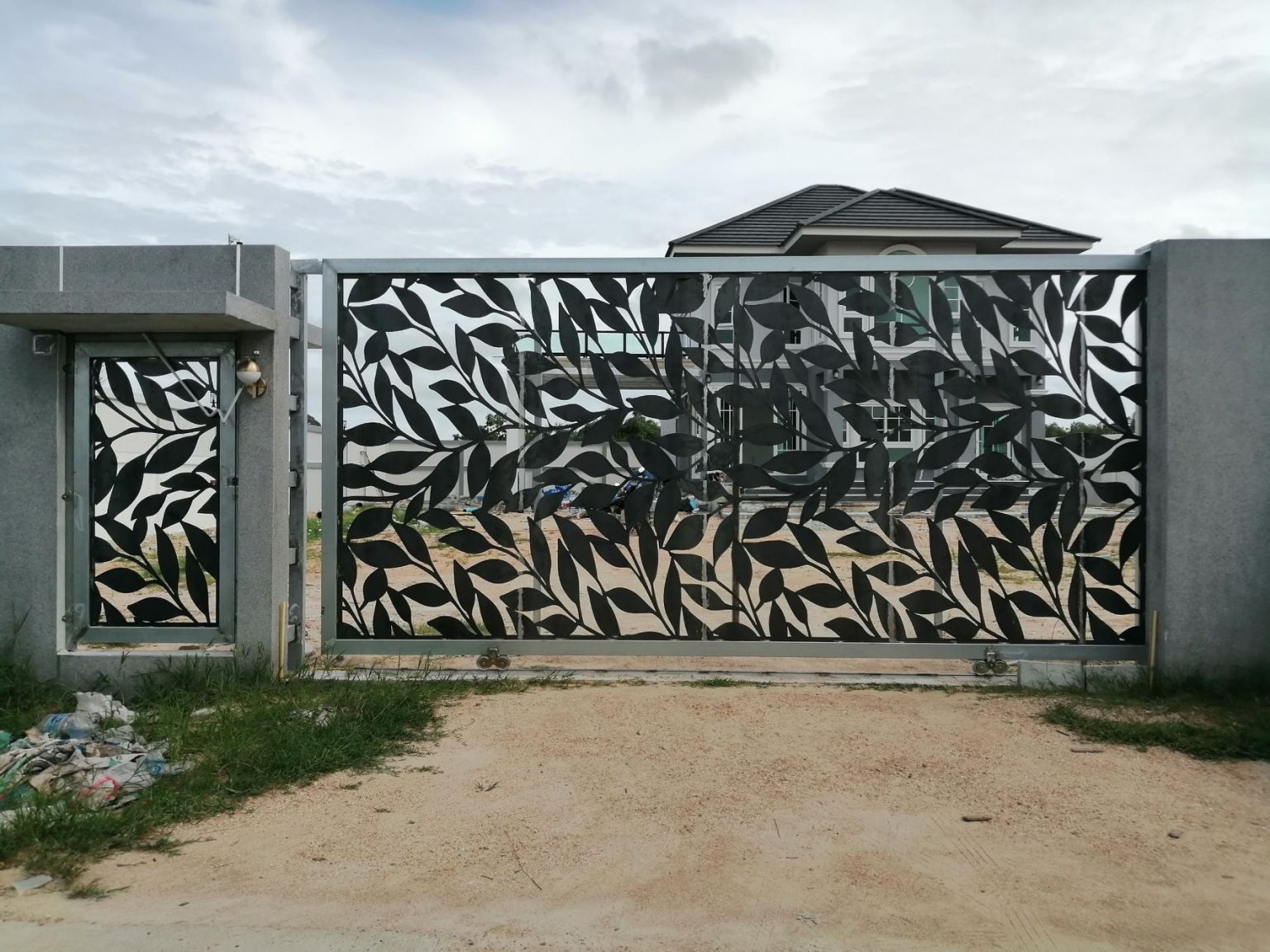 35 Modern and Unique "Metal Fence Gate" Ideas for Your Home