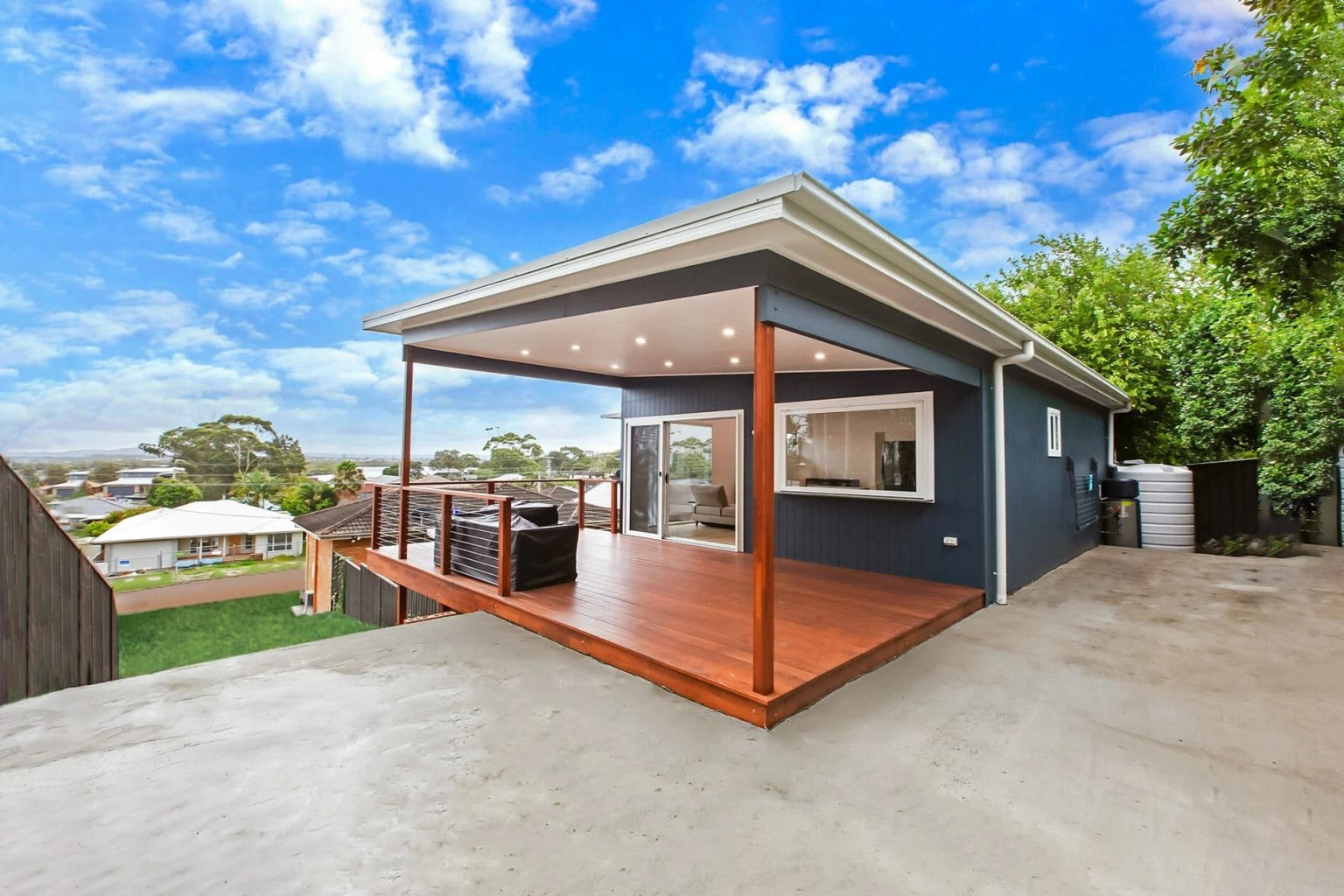 42 Sloped House Design Ideas With Balcony to Enjoy Panoramic Views