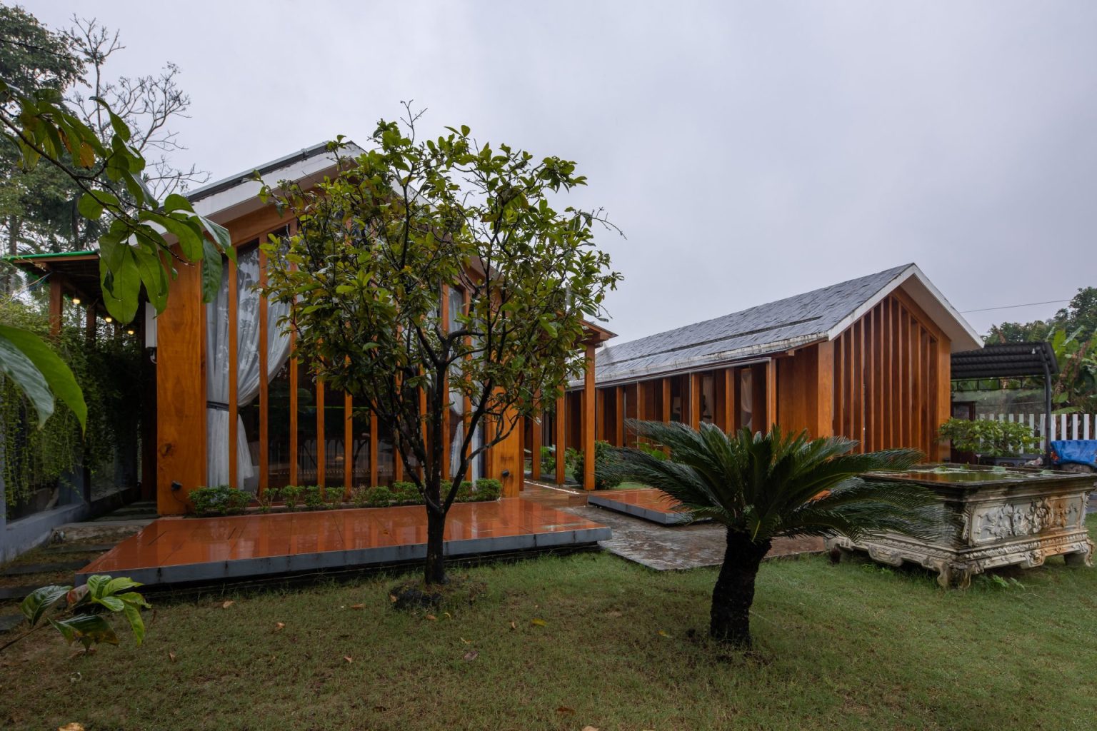 U-shaped One-storey Wooden House, the Perfect Combination of ...