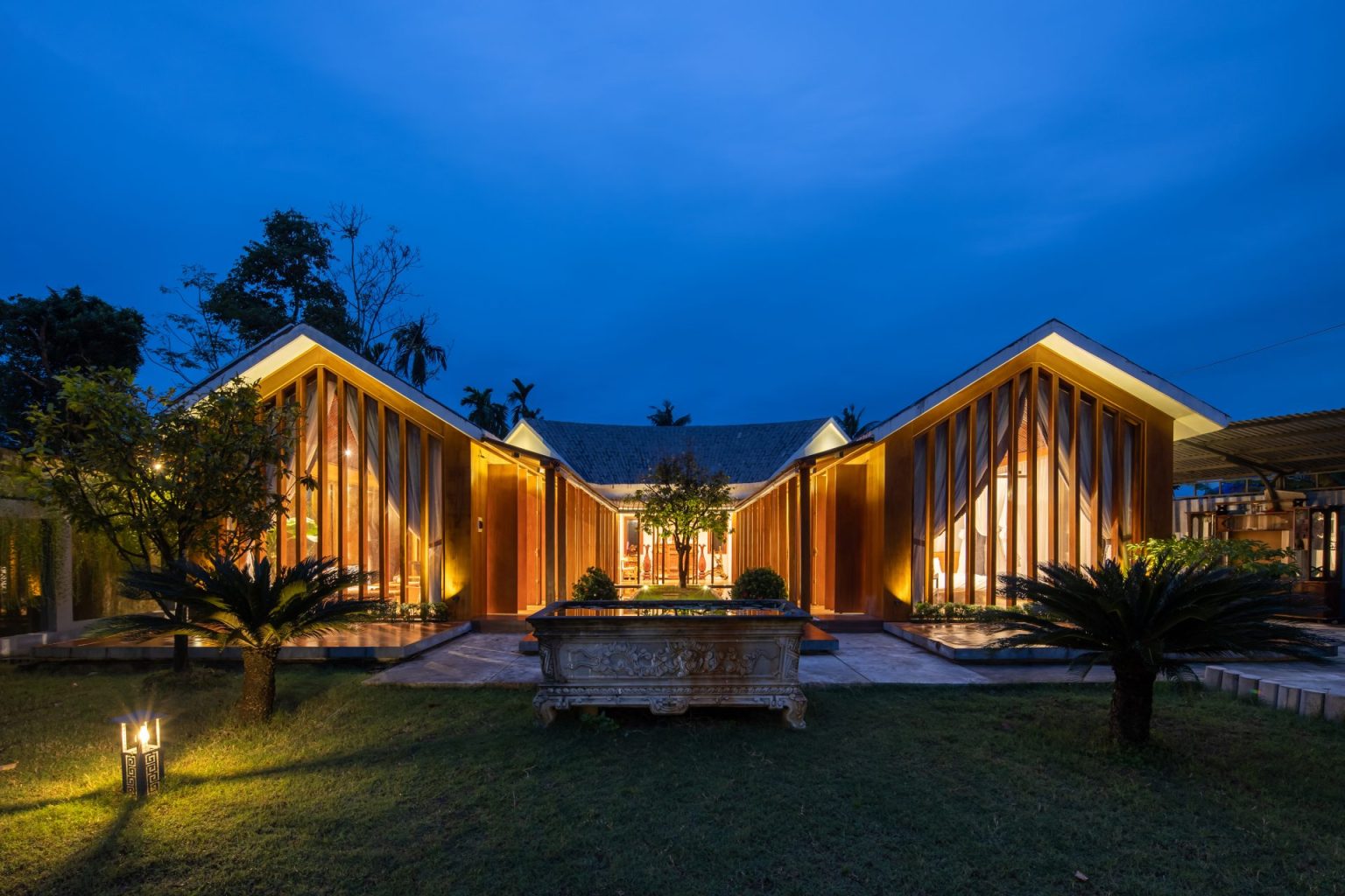 U-shaped One-storey Wooden House, the Perfect Combination of ...