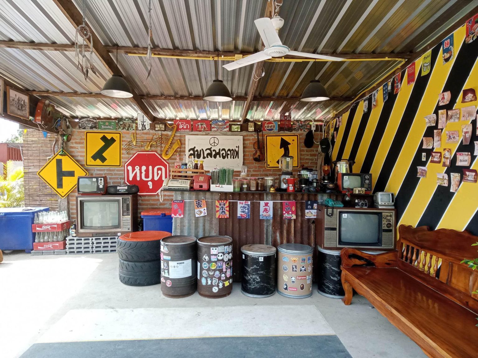 35 Rustic-style "Outdoor Bar" Ideas That Will Tempt You to Sit and Sip