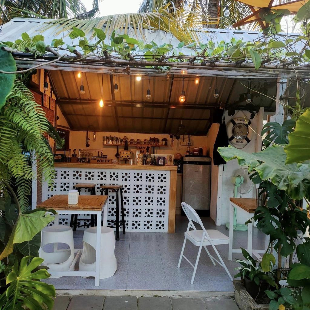 35 Rustic-style "Outdoor Bar" Ideas That Will Tempt You to Sit and Sip