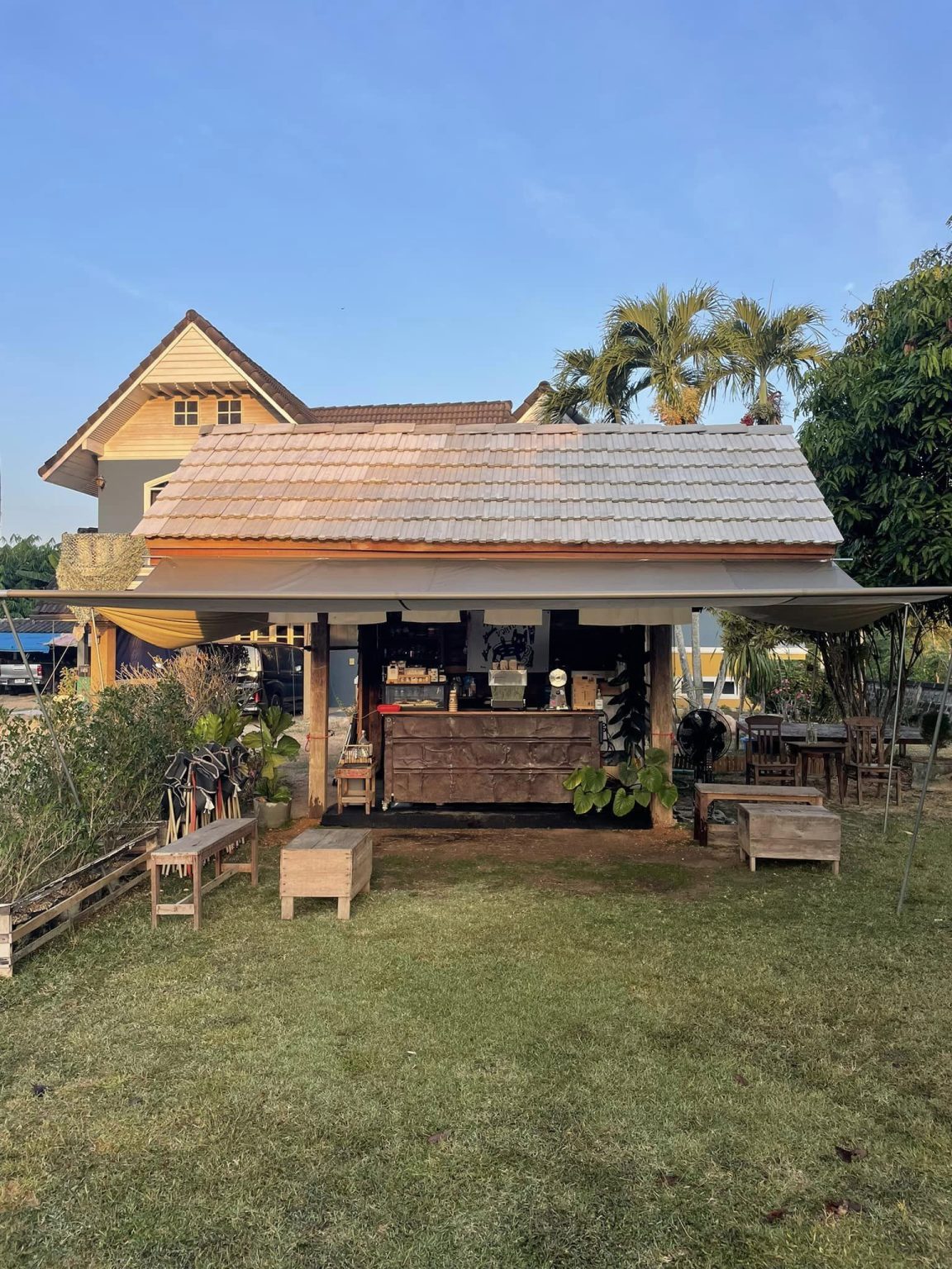 35 Rustic-style "Outdoor Bar" Ideas That Will Tempt You to Sit and Sip