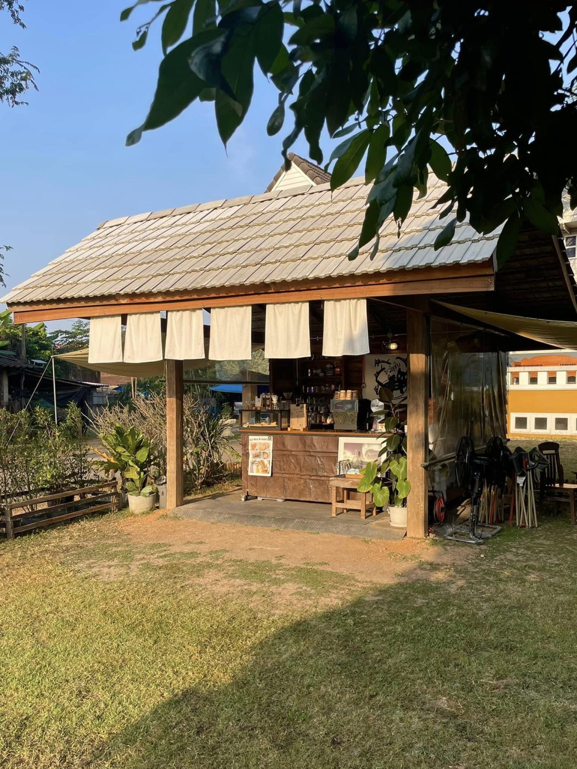 35 Rustic-style "Outdoor Bar" Ideas That Will Tempt You to Sit and Sip