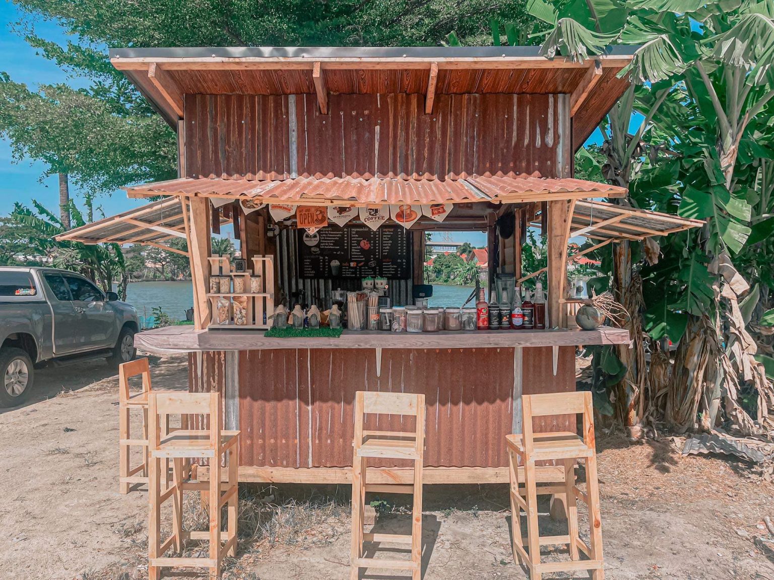 35 Rustic-style "Outdoor Bar" Ideas That Will Tempt You to Sit and Sip