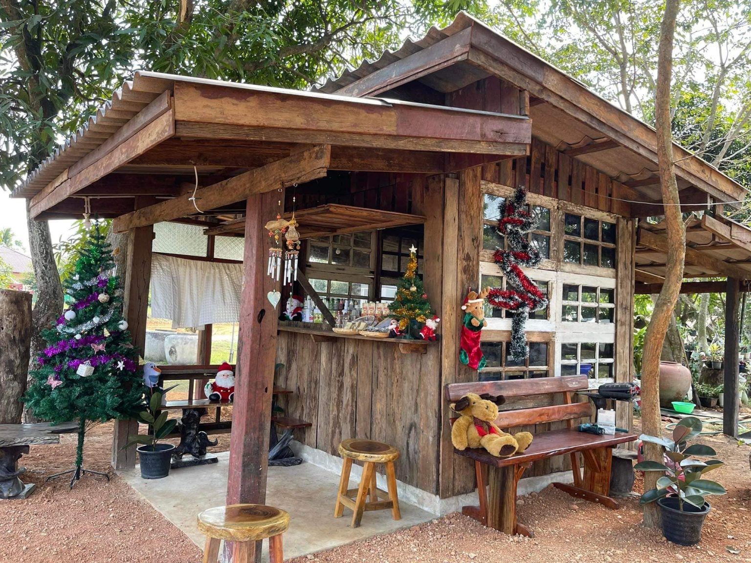 35 Rustic-style "Outdoor Bar" Ideas That Will Tempt You to Sit and Sip