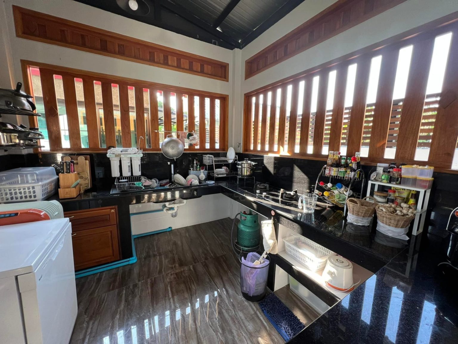 42 Best Kitchen Design Ideas With "Wood Slat Walls" for Good Ventilation