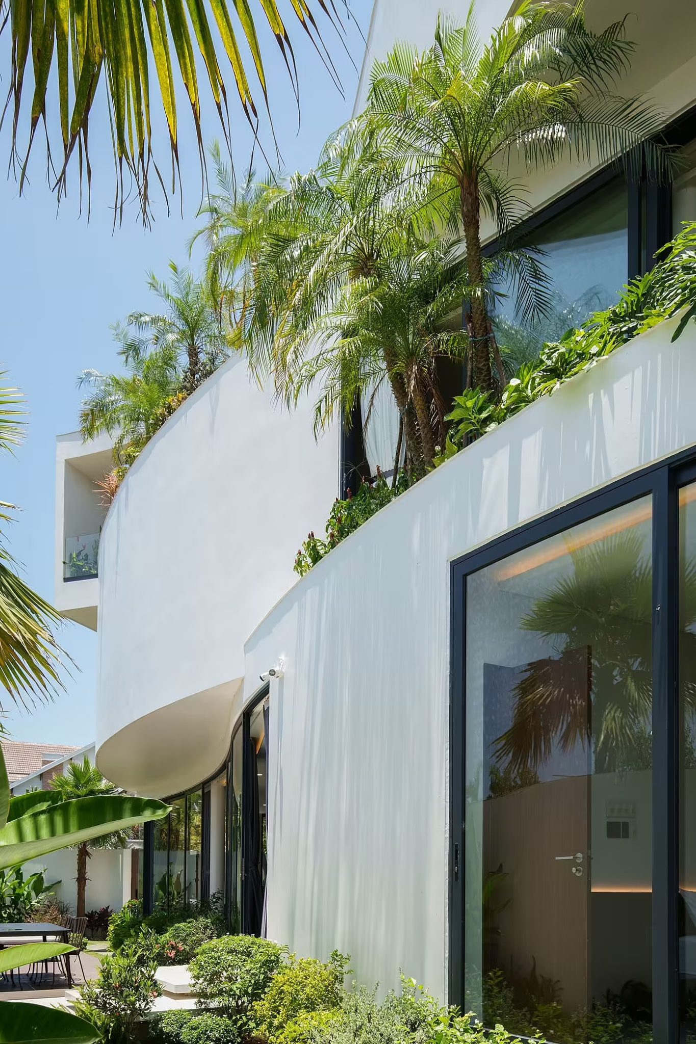 Waves House: A Nature-Inspired Coastal Home for Multi-Generational Living