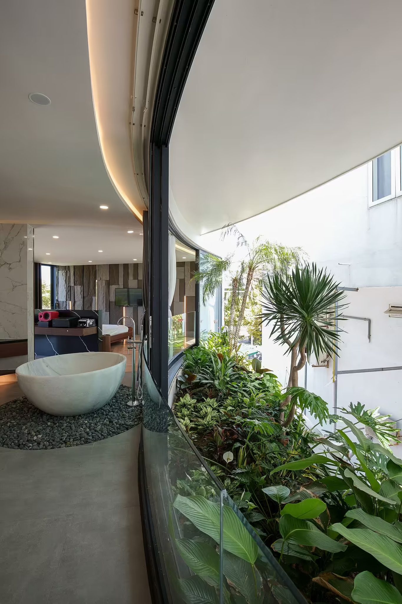 Waves House: A Nature-Inspired Coastal Home for Multi-Generational Living